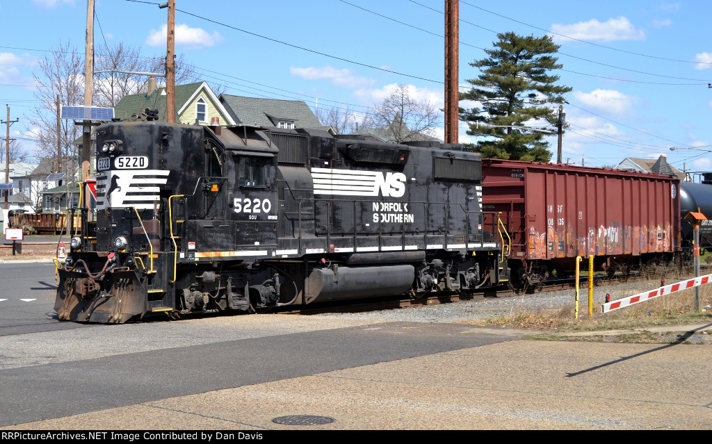 NS GP38-2 5220 on the rear of 65W/FC81